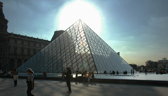 Histoire de la Pyramide du Louvre, un hommage à l’architecte Ieoh Ming ...